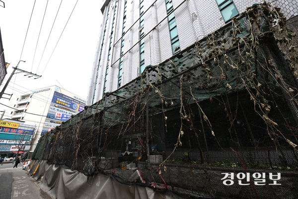 도심 속 흉물로 잠든 건물들, 쓰레기 뒹굴고 탈선 위험까지