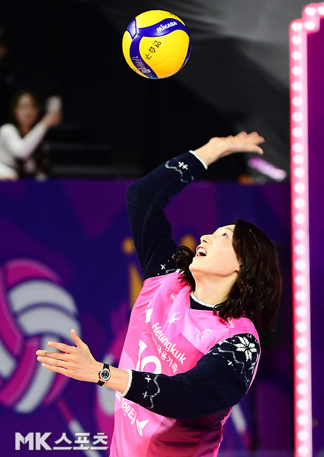 김연경 ‘크리스마스 선물같은 시구’ [MK포토]