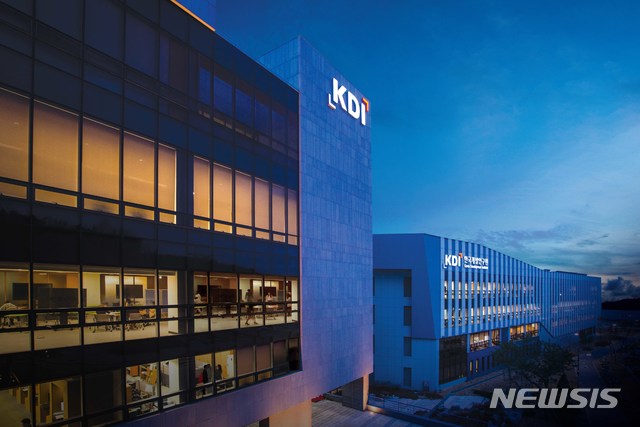 KDI "주 15시간 근로 확대는 과도한 인건비 탓…고용주 부담 낮춰야"