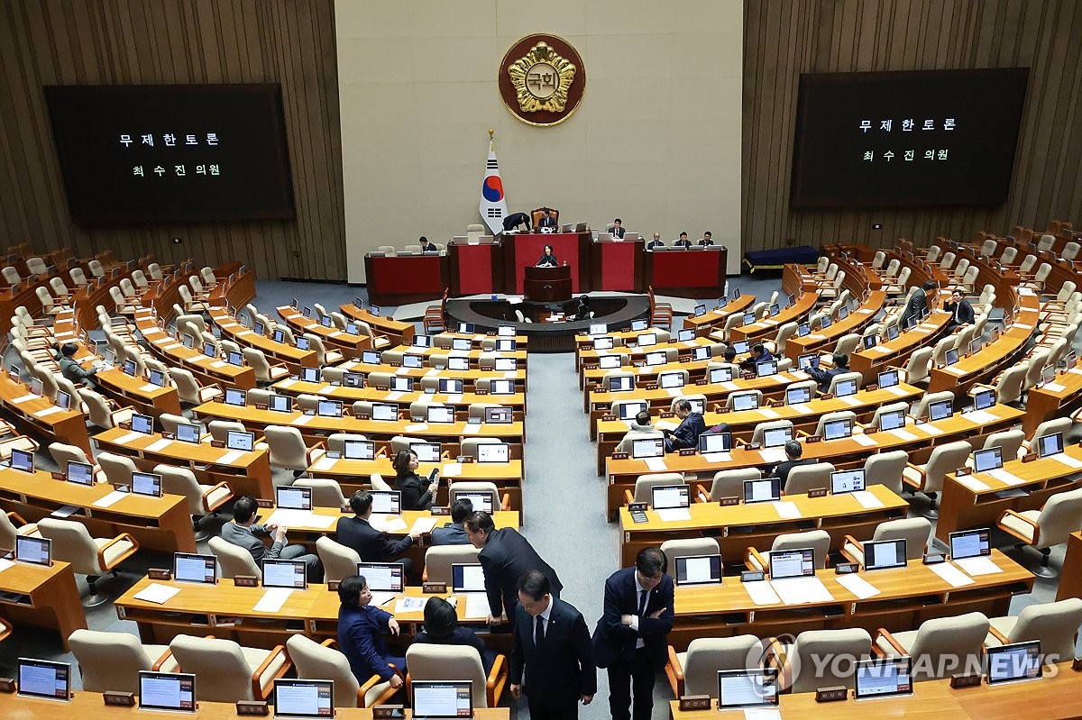 허위조작정보근절법, 與주도 처리될듯…텅빈 본회의장 밤샘 필버(종합)