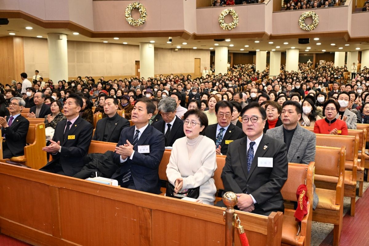 성탄의 빛, 예배당 넘어 쪽방촌까지…“희망과 위로의 물결 되길”