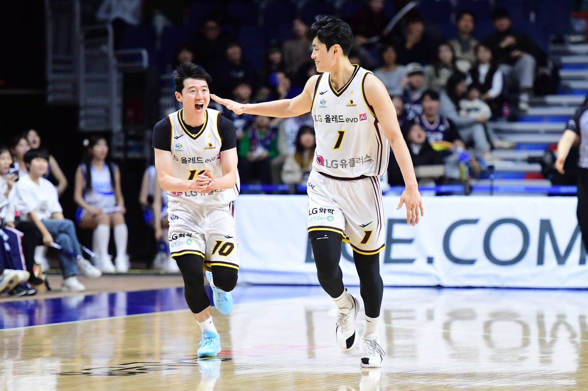 [KBL리뷰]'시즌 첫 2차연장 혈투' LG, KCC전 10연승 질주…혈투 끝에 109-101 승리, KCC 8연승 저지