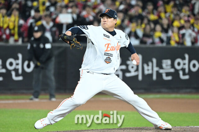 “은퇴해도 되니까 9이닝 150구, 정말 팔 빠지도록” 류현진이 한화 후배들에게 부탁했다…KS 우승 너무 간절하다