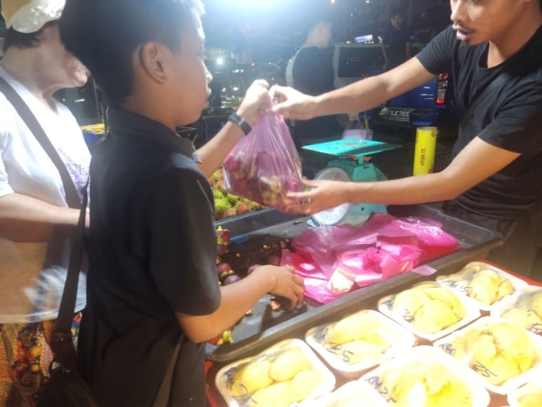 코타키나발루 에메랄드빛 바다 뒤편, 요동치는 삶의 현장