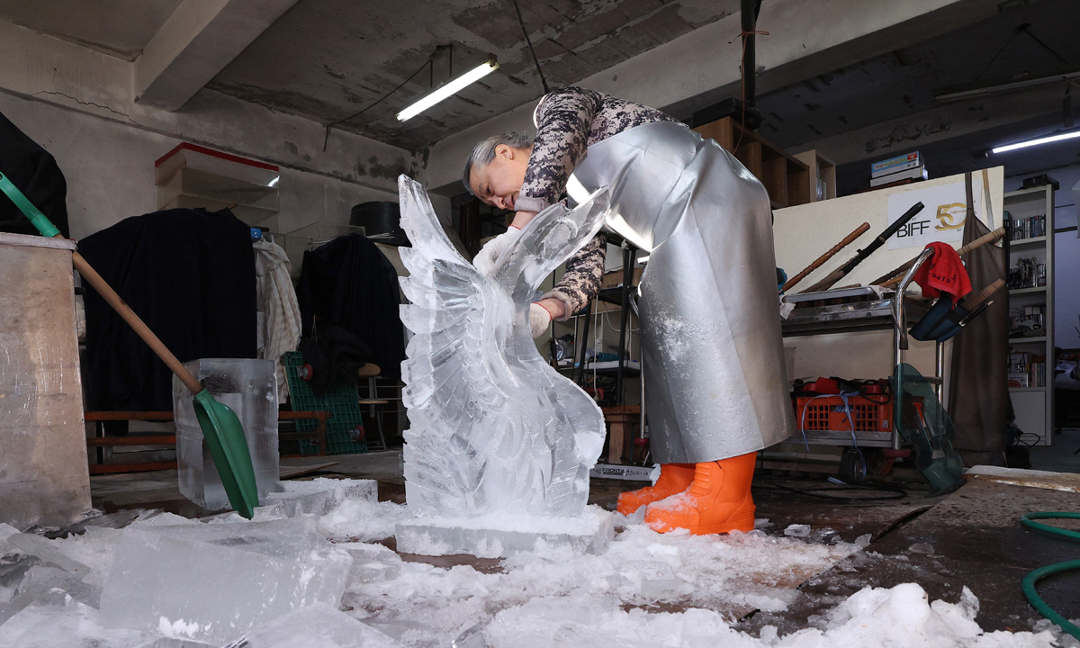 소멸을 향해 가는…찰나의 예술, 그래서 더 눈부신 [밀착취재]