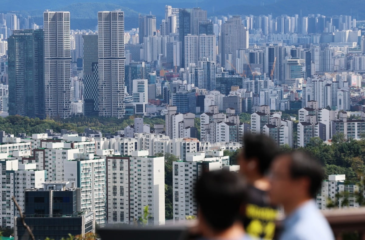 "서울아파트값 평균 15억원 돌파…19개월 연속 상승"