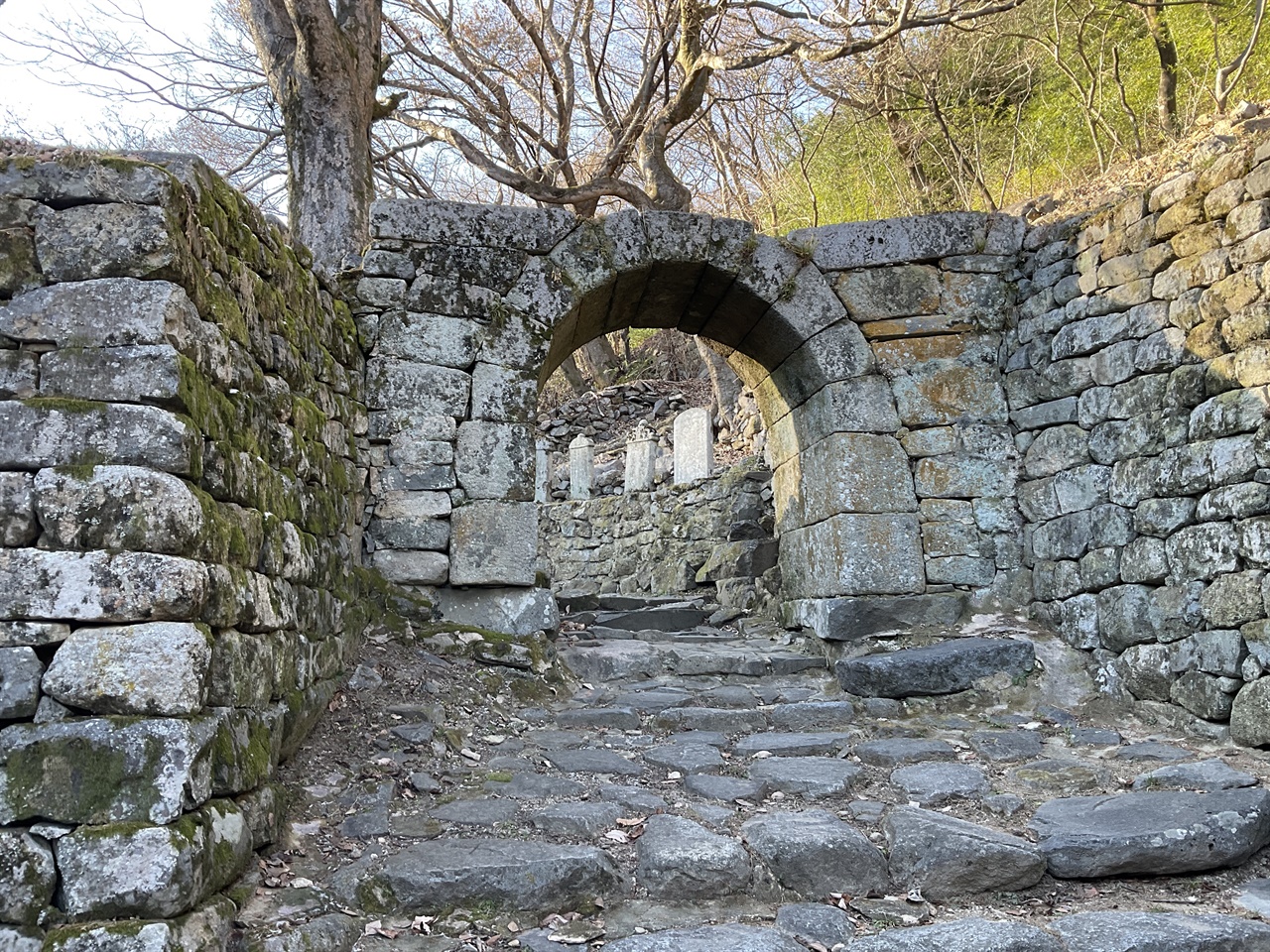 지리산을 바라보며 미래의 길을 찾은 산중 암자