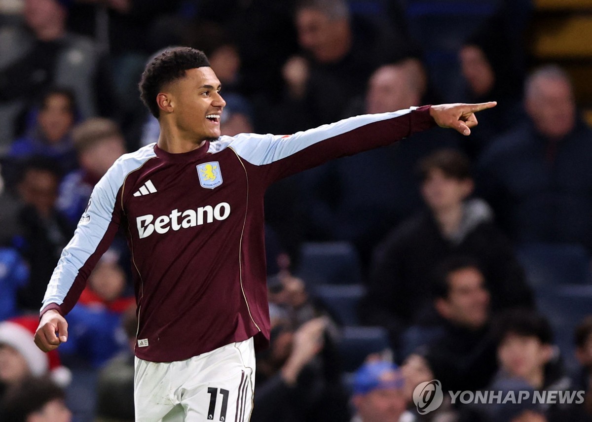 112년 만의 공식전 11연승…애스턴 빌라, 첼시 꺾고 EPL 3위로