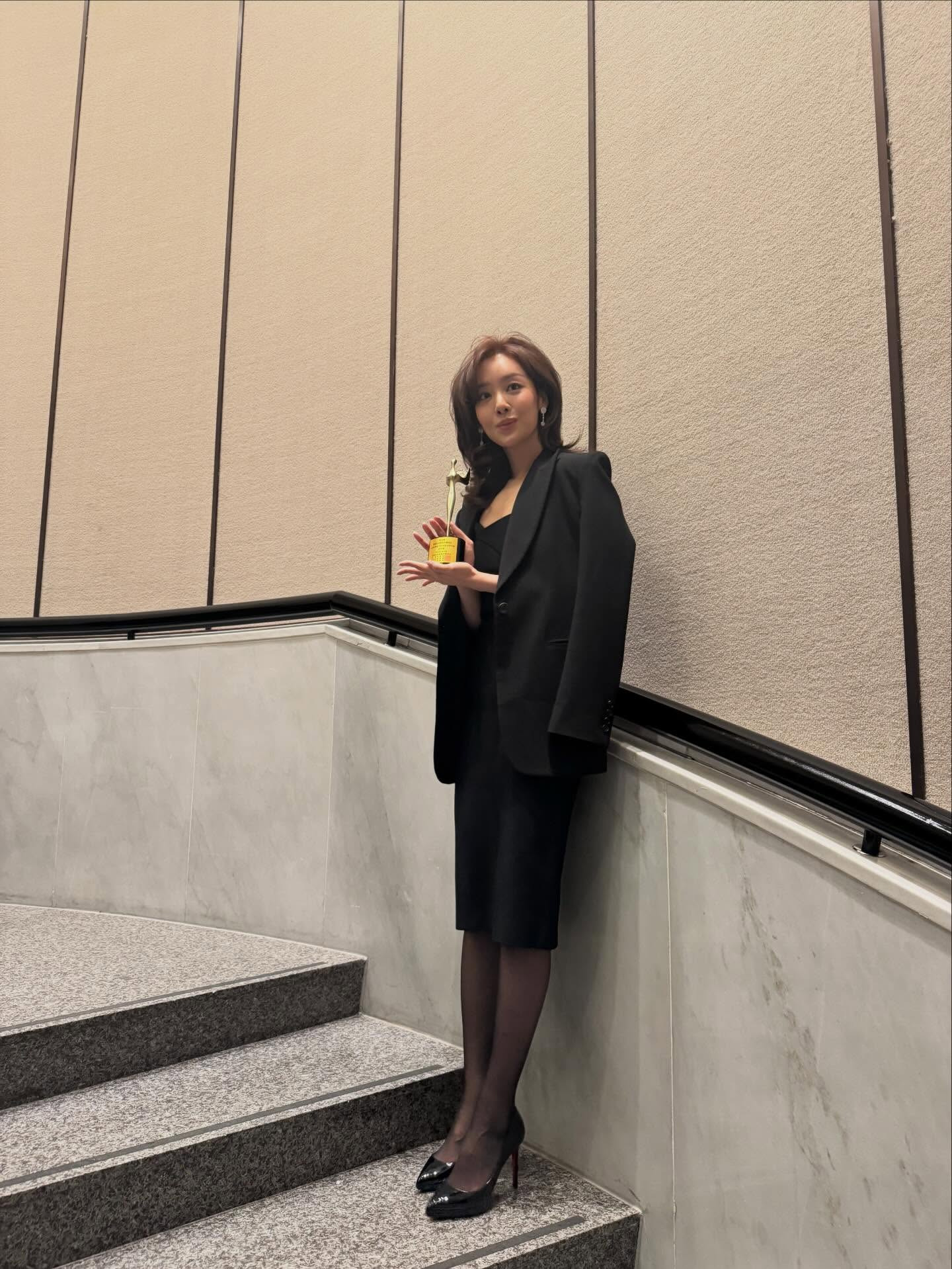 무명 시절, 잇몸이 내려앉을 만큼 마음고생이 심했다는 여배우의 미디엄 볼룸 헤어 | 패션연구소