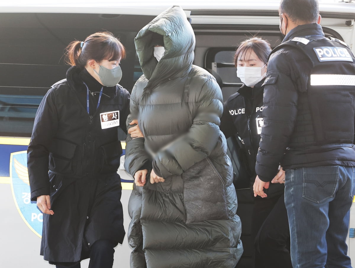 황하나, 꽁꽁 싸맨 구속 패션…알고보니 400만원 명품 패딩