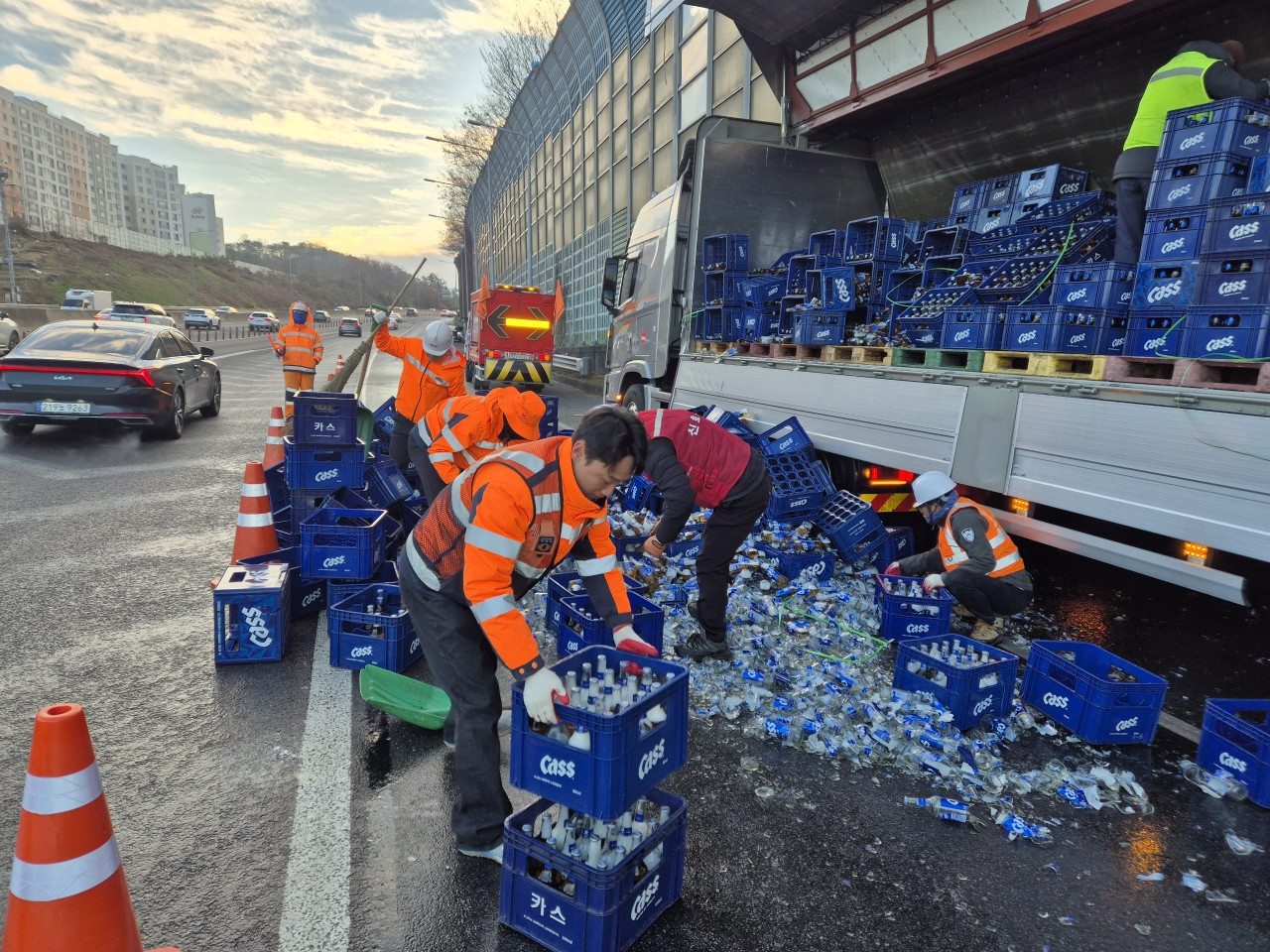 호남고속도로 달리던 화물차서 맥주 320상자 '와르르'