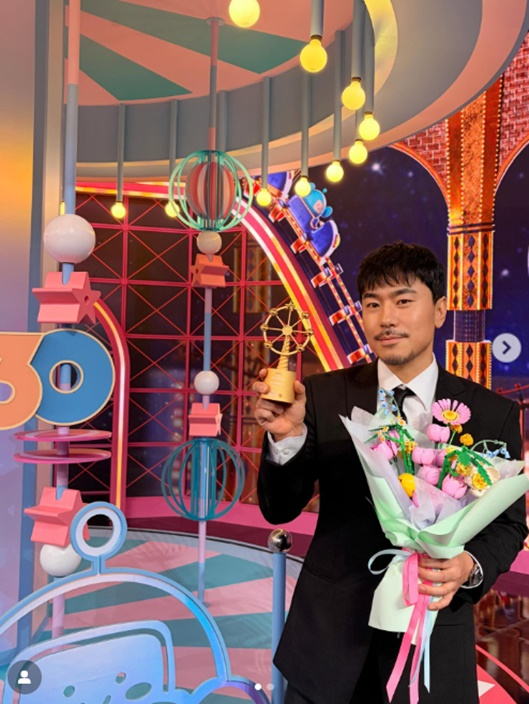 콧수염 기른 '예비 아빠' 이시언, 아들이 복덩이..수상의 기쁨