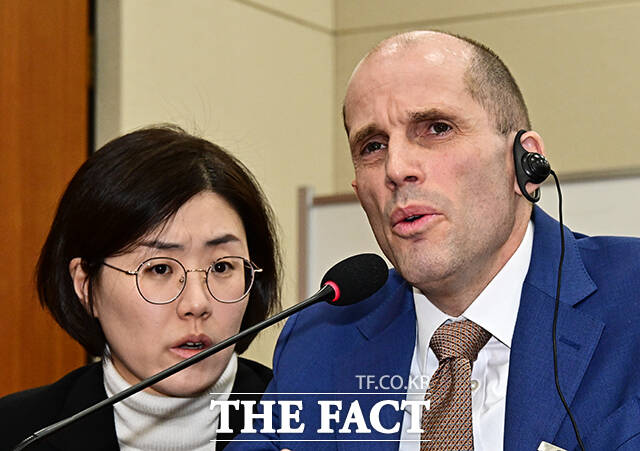 쿠팡 청문회 이틀째…짜증난 표정 감추지 못하는 해롤드 로저스 대표 [TF사진관]