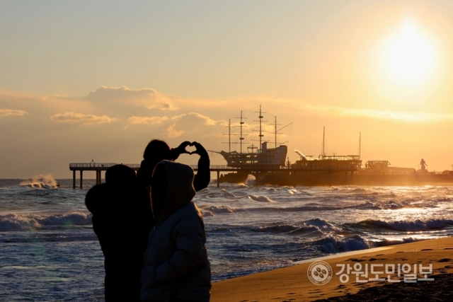 강릉 병오년 해맞이 인파 주말까지 이어져...특수 톡톡 ‘지역사회 웃음꽃’