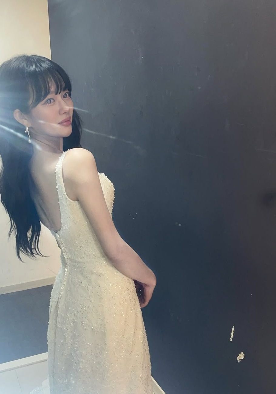 정지소, 볼륨 몸매 드러낸 반전 드레스 자태