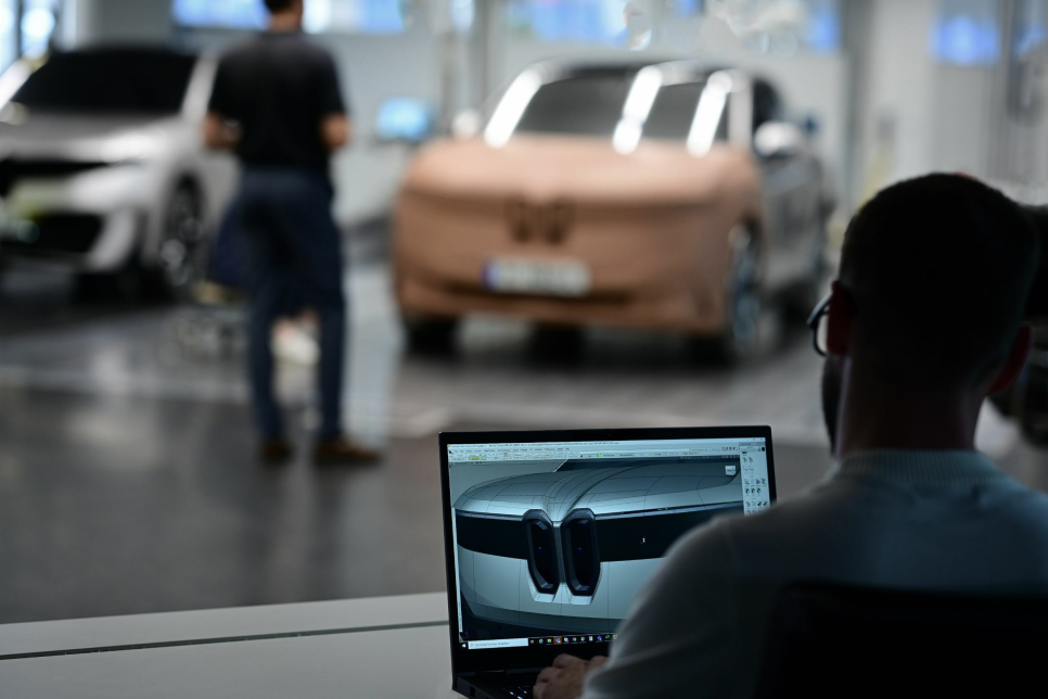 "확 바꾸지 않았다" BMW 2027 5시리즈 페이스리프트, 변화보다 완성도를 택한 이유 | 유카포스트