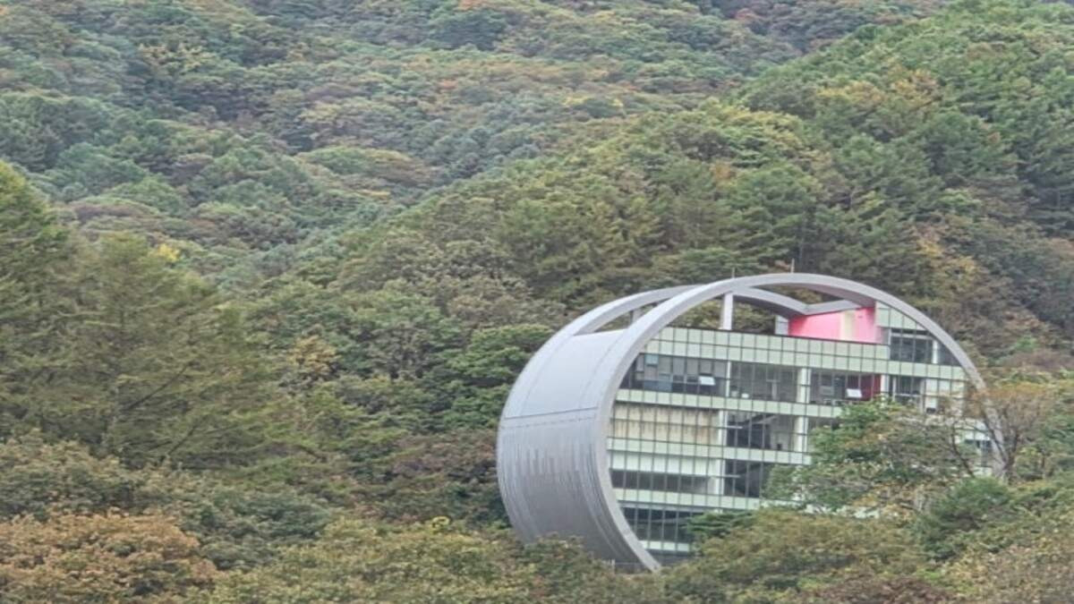 “숲속에 불시착한 우주선 같아요”... 하얀 설산이 품은 원형 아트 센터 | 이앤투어픽