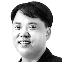 What abandonment of Kang Sun-woo and defense of Lee Hye-hoon reveals