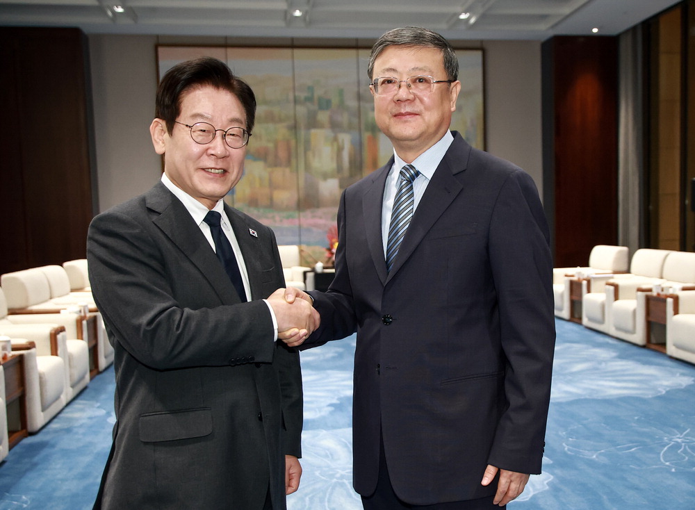 李 "혐한·혐중 정서 극복해야"… 리창 "협력 동반자 관계 발전"