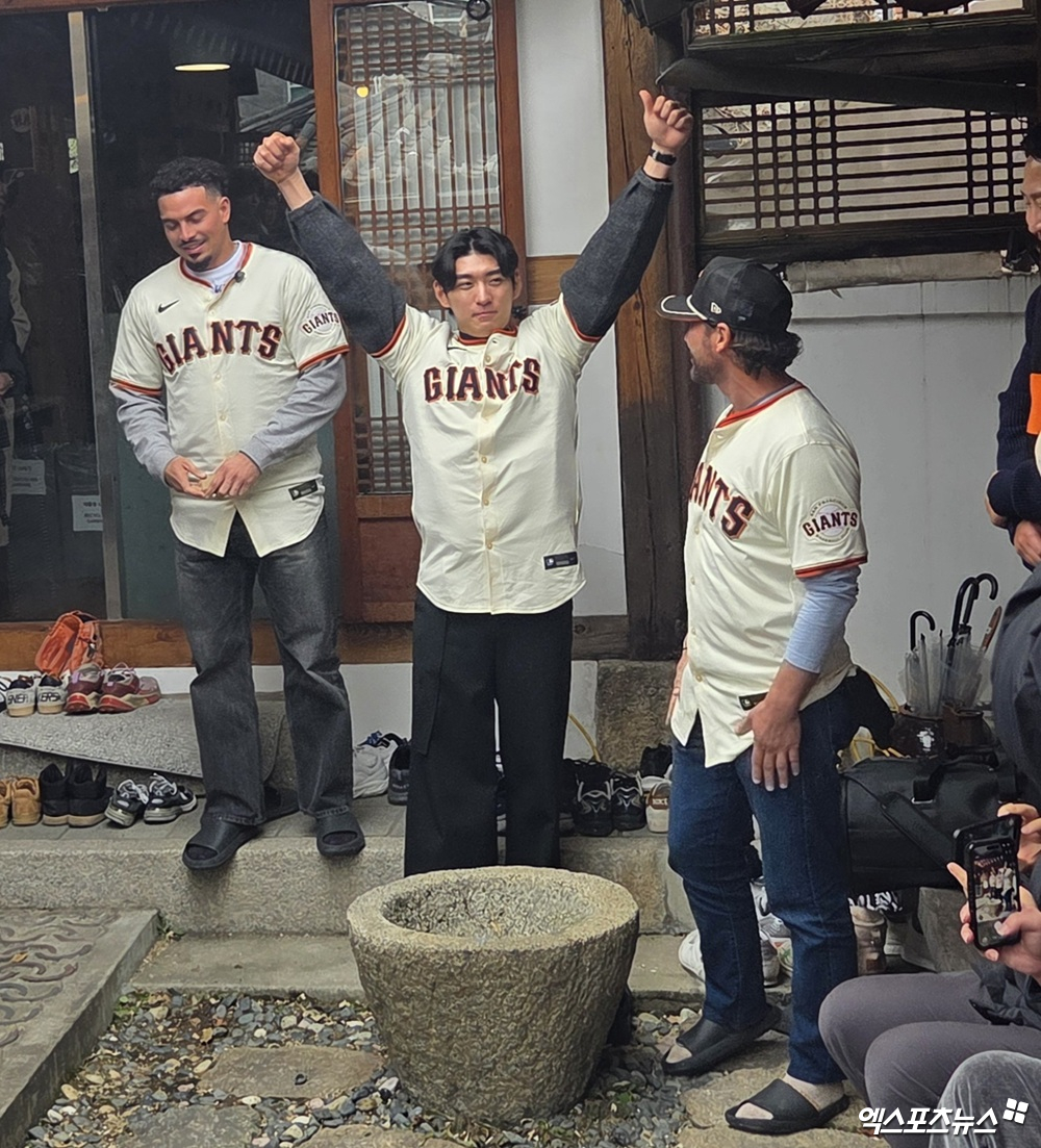 '승부욕 활활' 이정후, 새 감독도 안 봐줬다…비석치기 이기고 두손 번쩍 [현장 스케치]