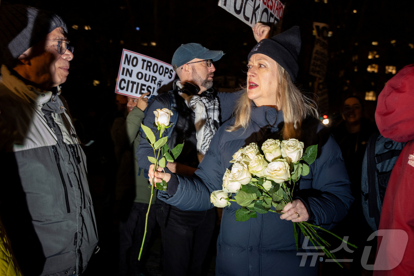 [포토] ICE 반대 시위에 등장한 추모의 꽃