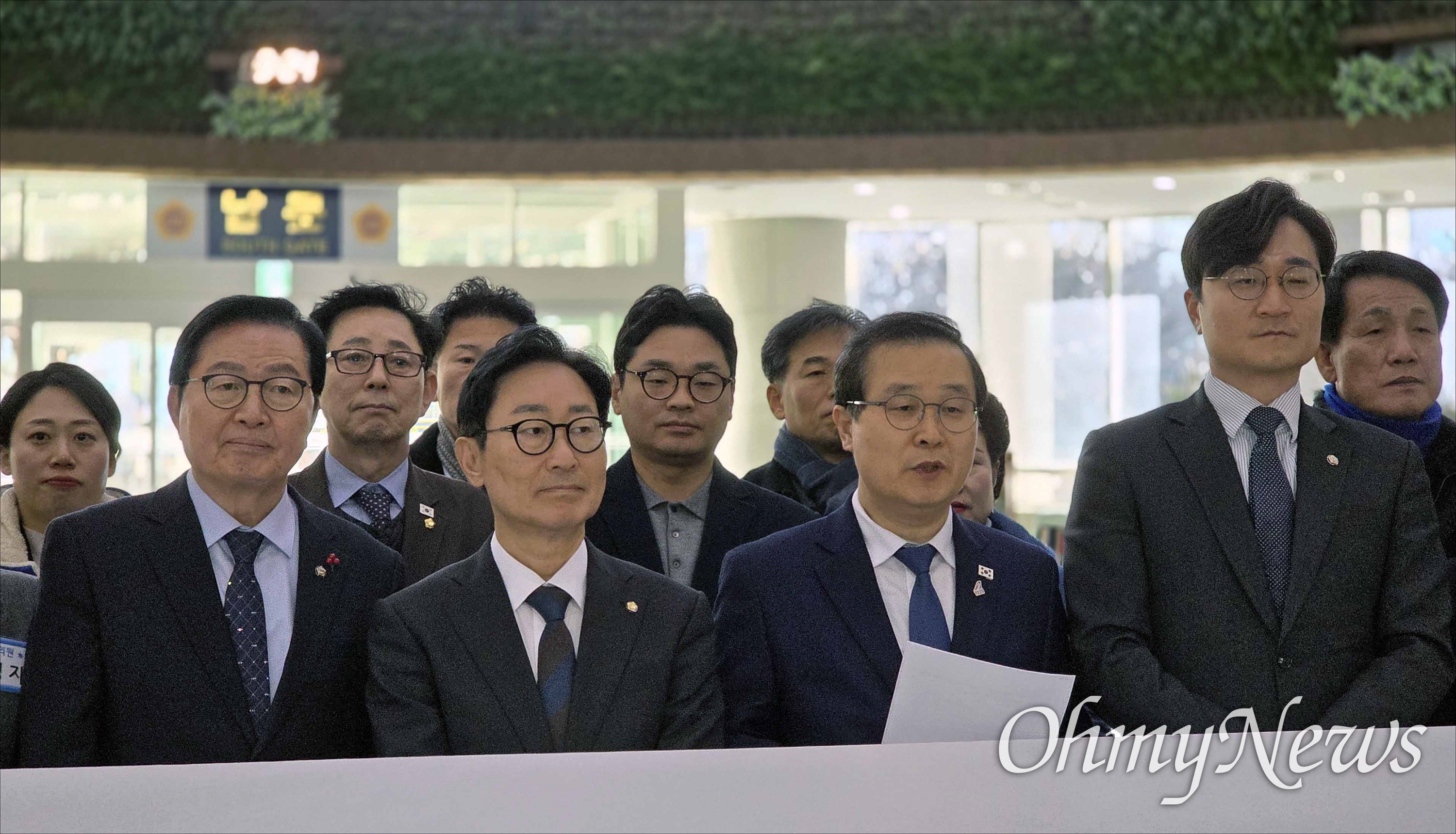"정치검찰의 조작기소, 이 대통령 사건 즉각 공소 취소하라"