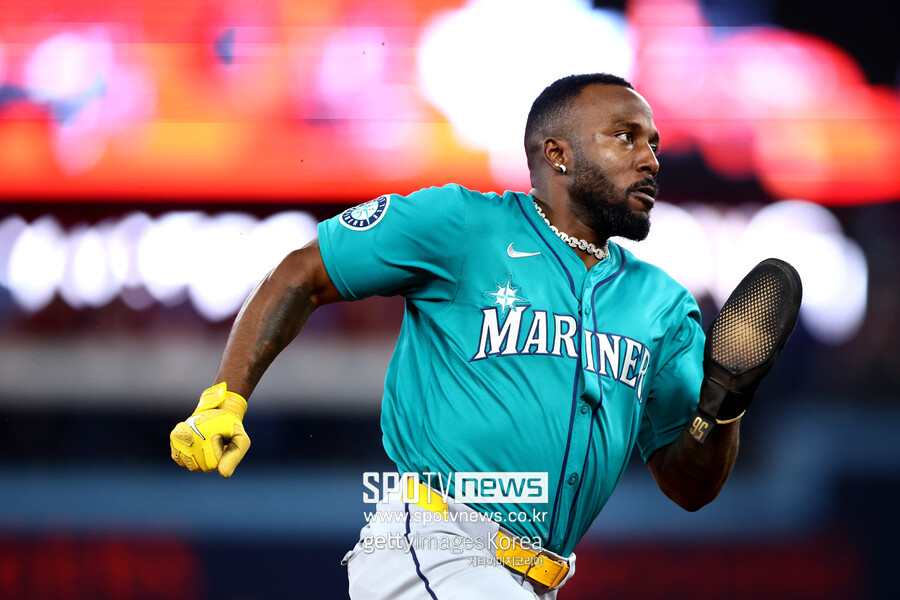 '올스타 외야수'와 연봉 조정 피했다…시애틀, 아로사레나와 227억원에 계약 완료