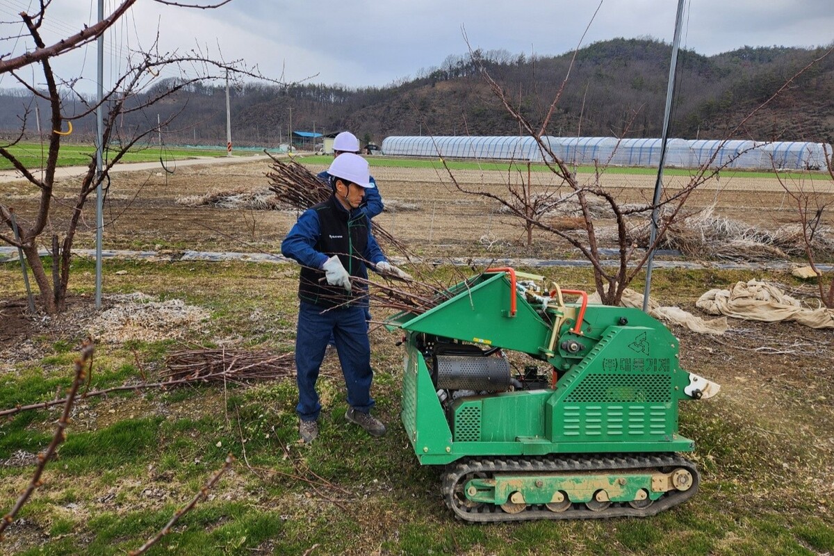 군위군, 영농부산물 파쇄 지원⋯농가 부담 줄인다