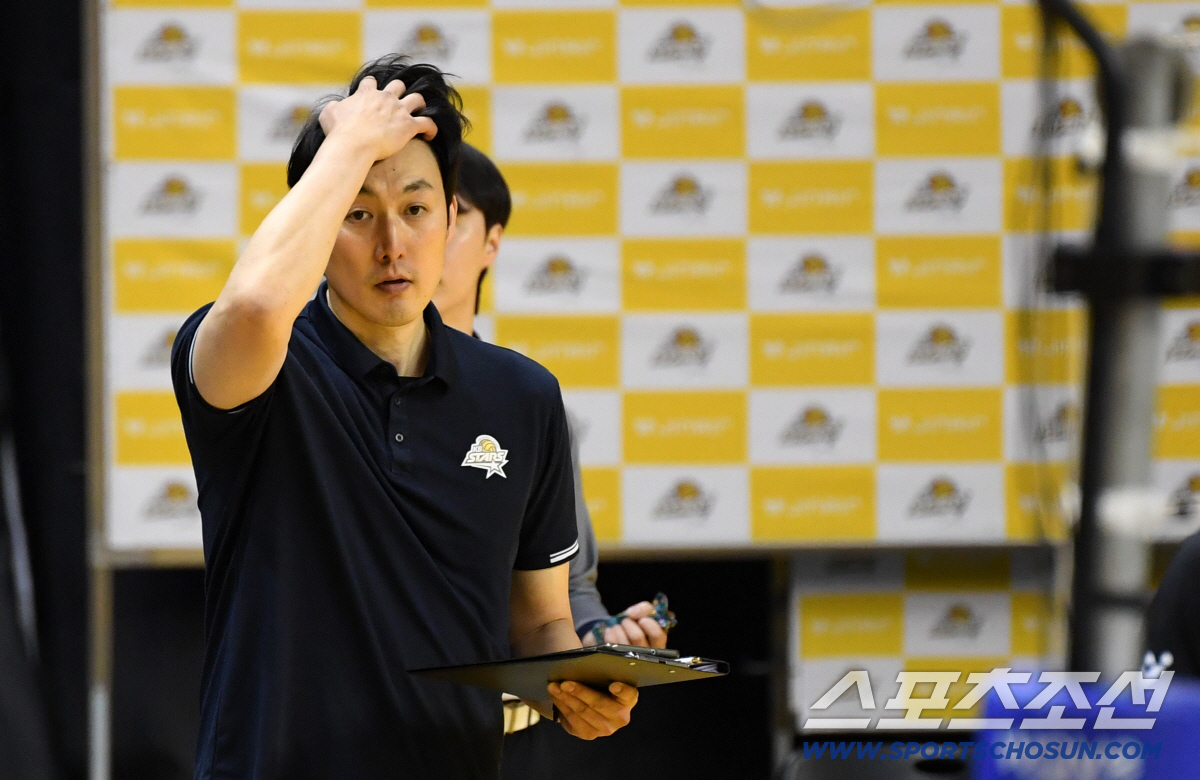 '양보는 없다' 또 한번의 대행 맞대결, "우리카드 강서브, KB손해보험 리시브가 승부 가를 것"[장충포커스]