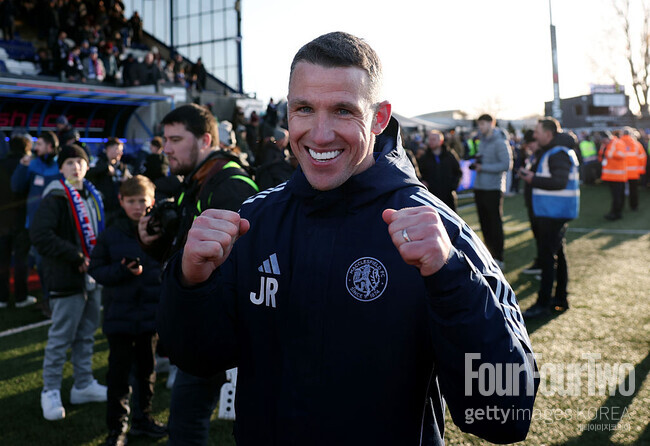 ‘루니 생방송 중 눈물 펑펑’ 6부 감독 동생, ‘디펜딩 챔피언’ 팰리스 격파→‘英 축구사 대이변 연출’