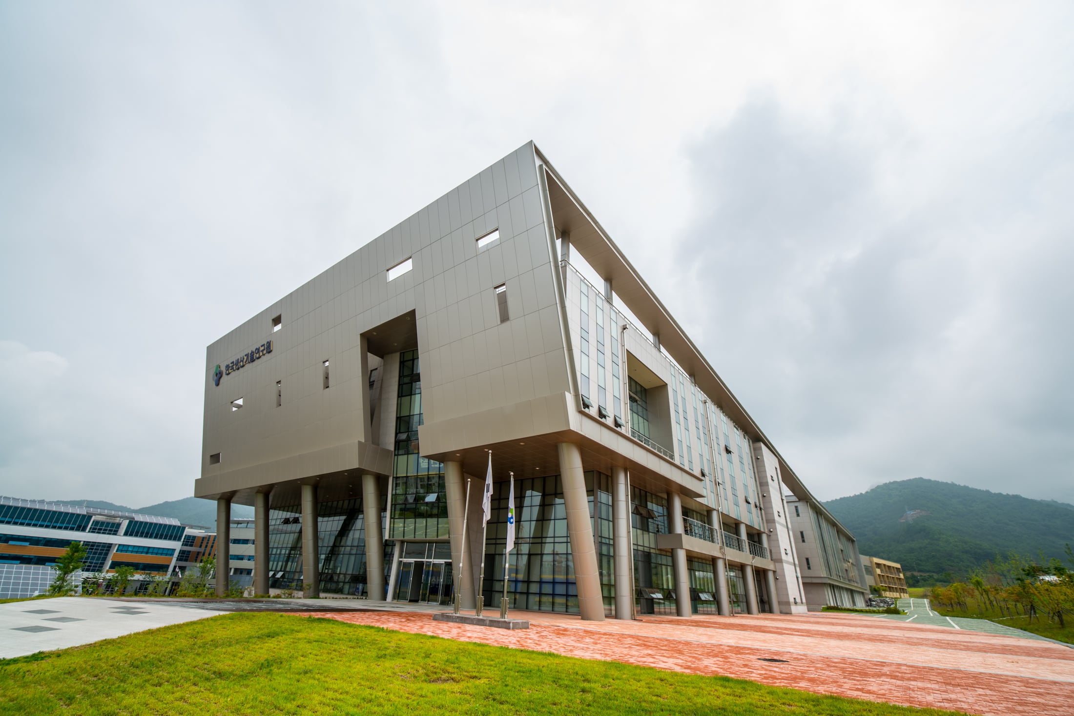 지자체-출연연-기업 원팀으로 사업 전환 성공 돕는다… 지방 제조업 살리는 생기원 ‘메가프로그램’