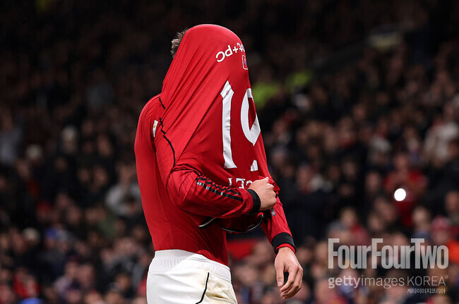 ‘2분간 경고 두 장 받고 퇴장’ 맨유 초신성 애제자 감싼 플레처…“심판 판정 말도 안 된다”