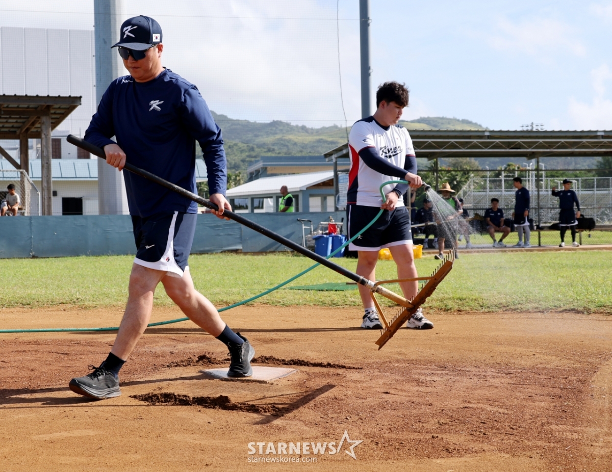 [한번에쓱]선수들의 안전을 위해 '그라운드키퍼가 따로없쥬?' 꼼꼼한 진영씨