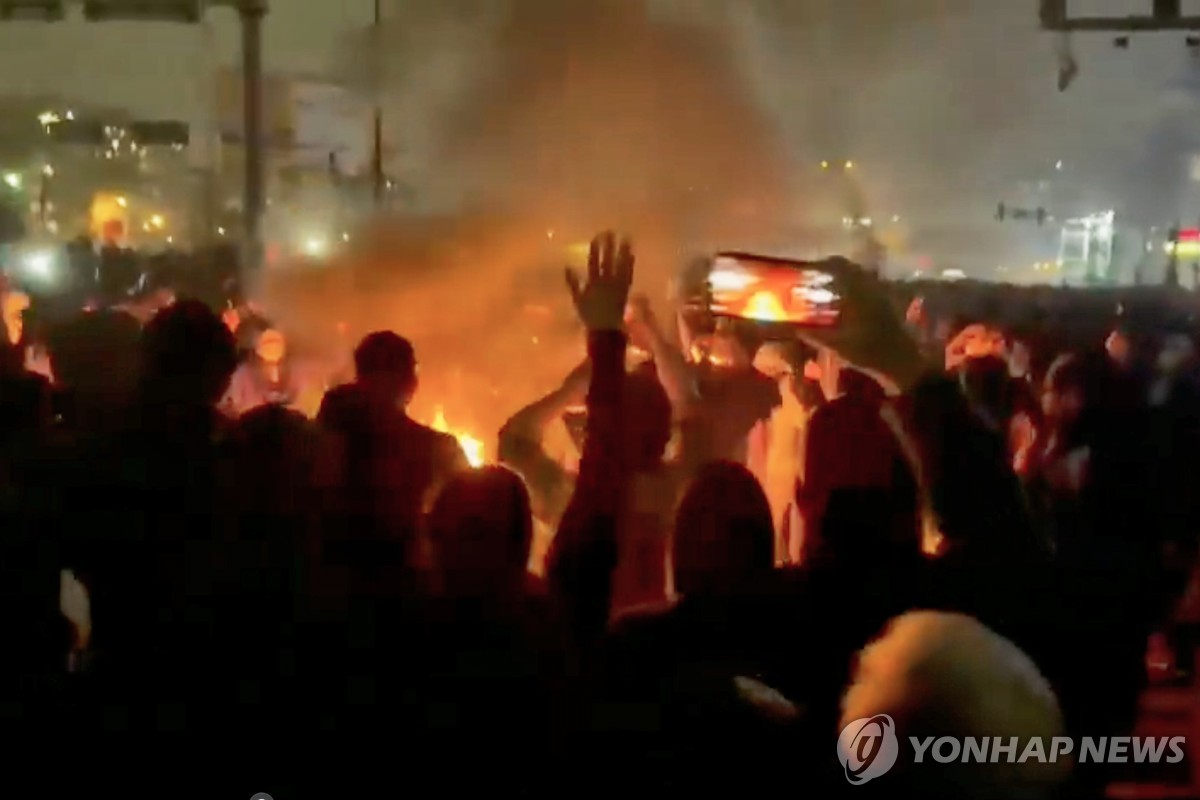 "이란 정부, 시위 진압에 저격수 동원…거리에 시신 수백구"