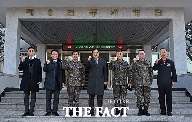 ‘블랙이글스 T-50B’ 탑승해 엄지 치켜든 우원식 국회의장 [TF사진관]