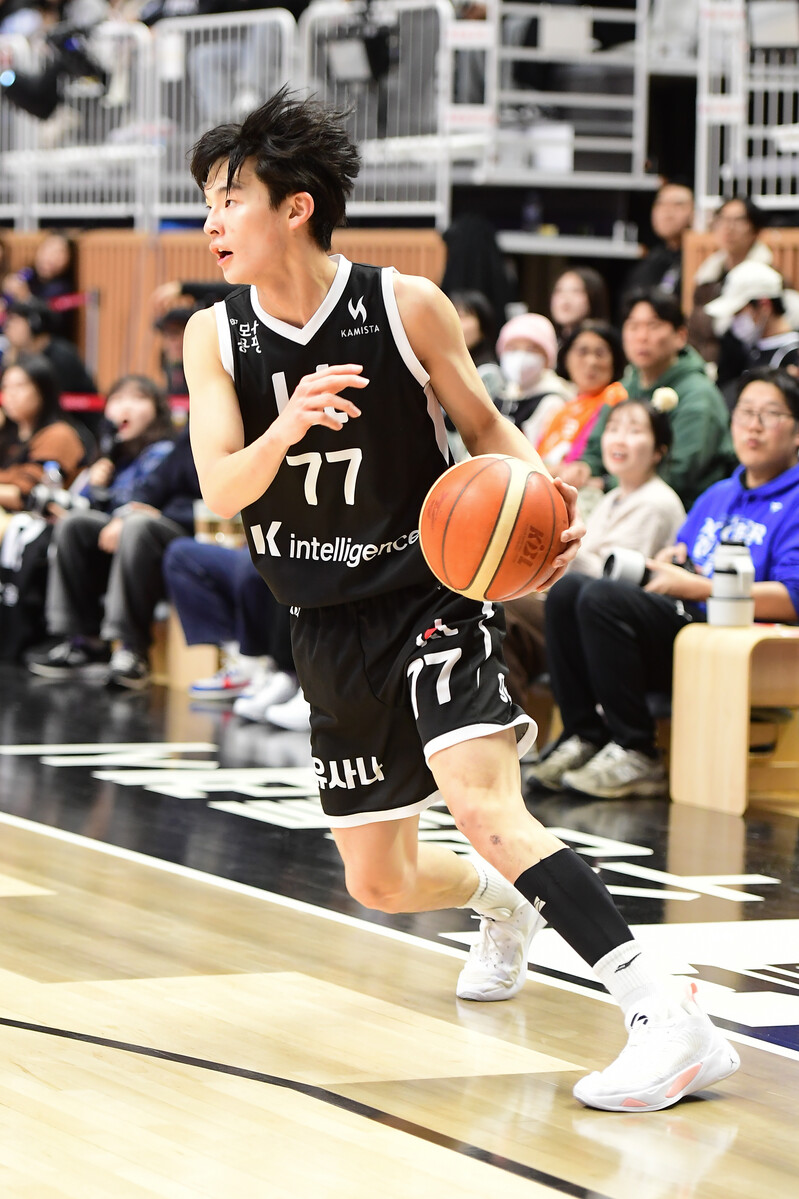 [BK 리뷰] ‘107점 폭발’ KT, 5할 승률 지켰다… 부상 악재 속에서도 KCC 꺾고 2연승!