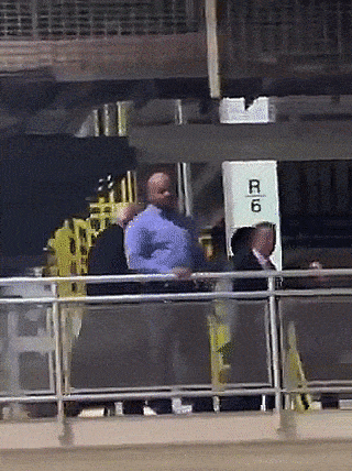 트럼프에게 ‘손가락 욕’ 먹고 정직 통보받은 노동자…돈 방석 앉은 사연은