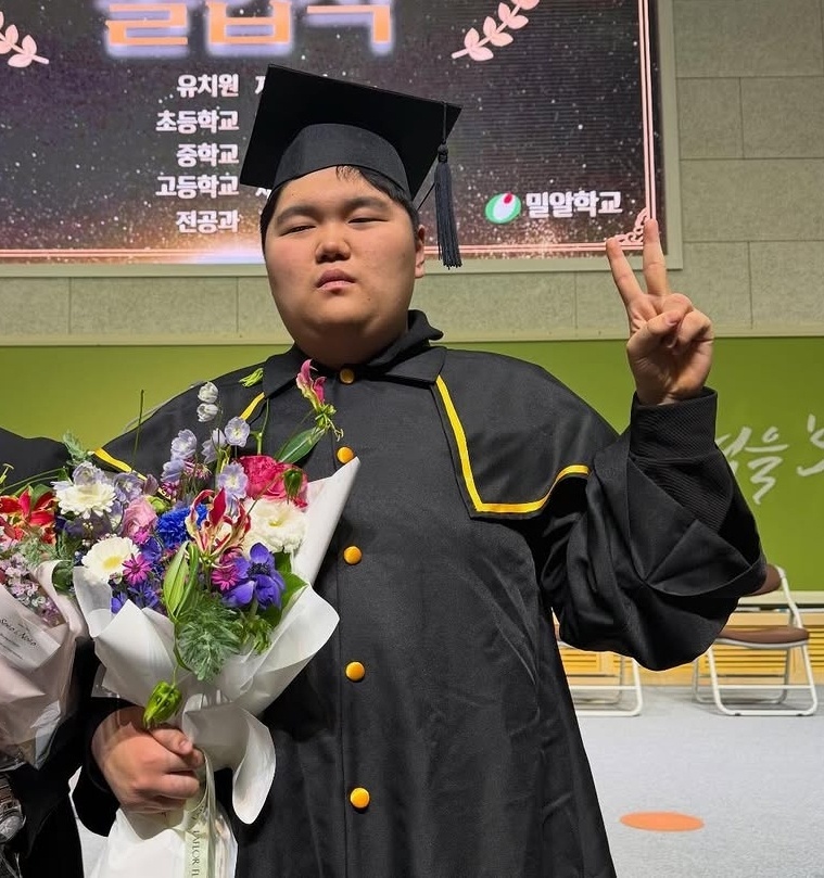 오윤아 발달장애 子 특수학교 졸업, 대학 불합격에도 쏟아진 축하 응원