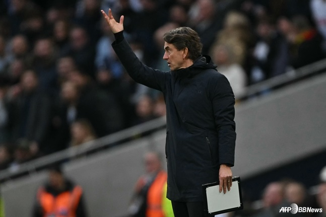 "내일 아침 경질"... 토트넘 감독 치욕, 역대 최악 분위기→'와르르' 추락 계속