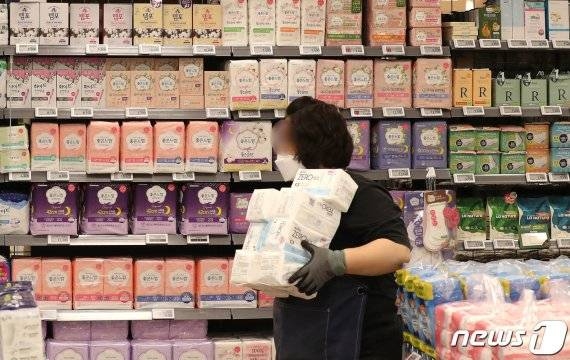 “고물가 강요 독과점 구조 바로 잡아야”…대통령 말에 생리대·설탕 ‘줄인하’