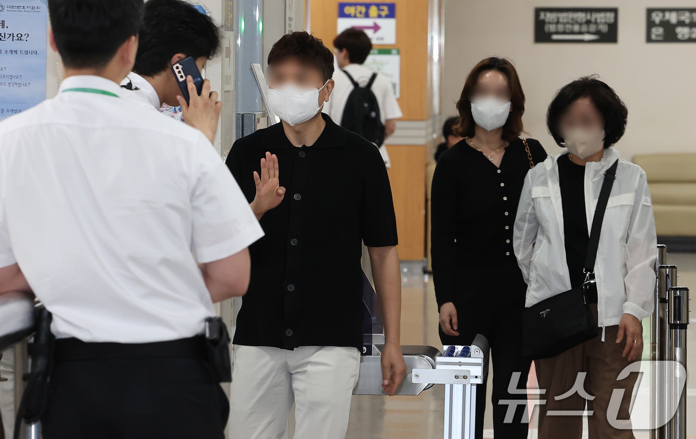 '출연료 수십억 횡령' 박수홍 친형, 징역 3년 6개월 확정