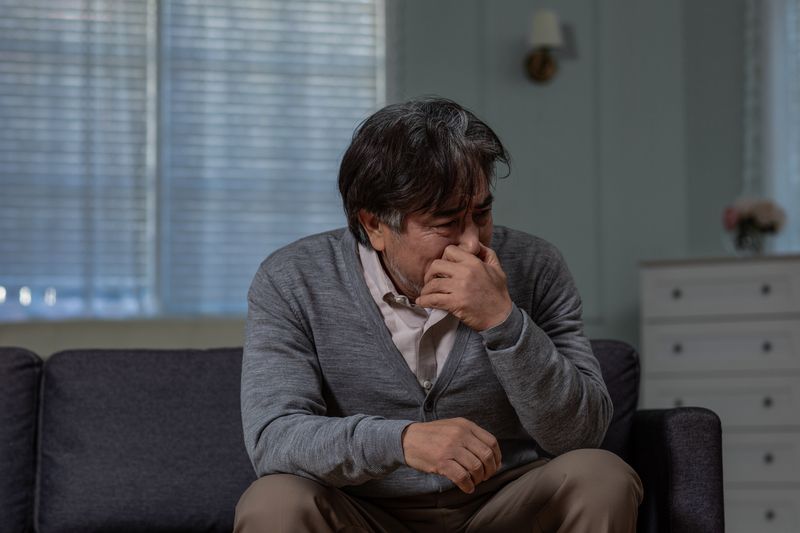 "노후 자금인데..." 유튜버 말 믿고 퇴직금 한번에 투자한 60대父, 4억 날렸다