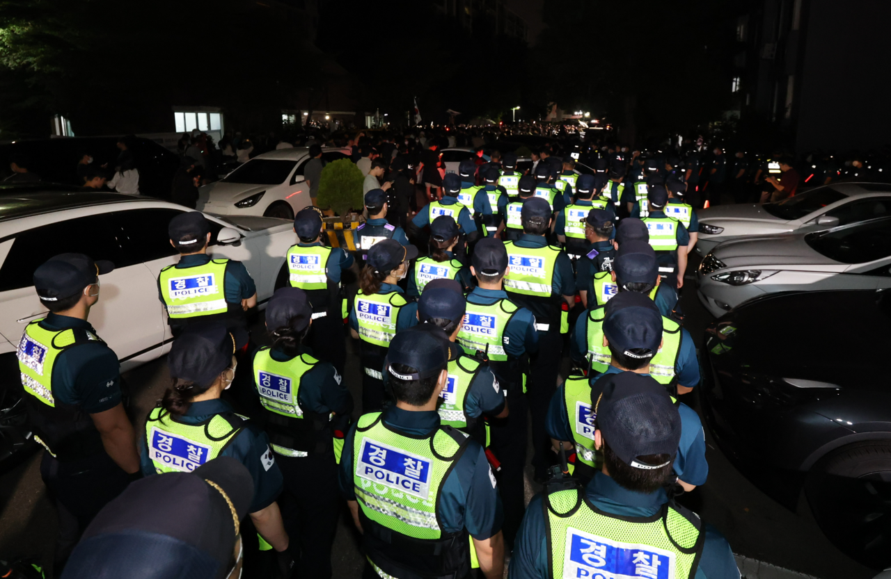 [르포] 잠실에 갇힌 투표함…초유의 ‘투표용지 부족’ 밤새 뜬 눈으로 일촉즉발 대치 [세상&]