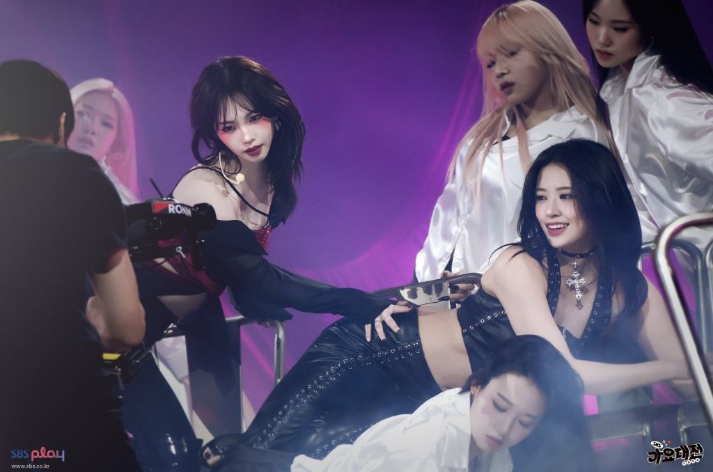 내가 사랑했던 모든 여자들 | 241225 SBS 가요대전 현장 포토 안유진&카리나 jpg - Daum 카페