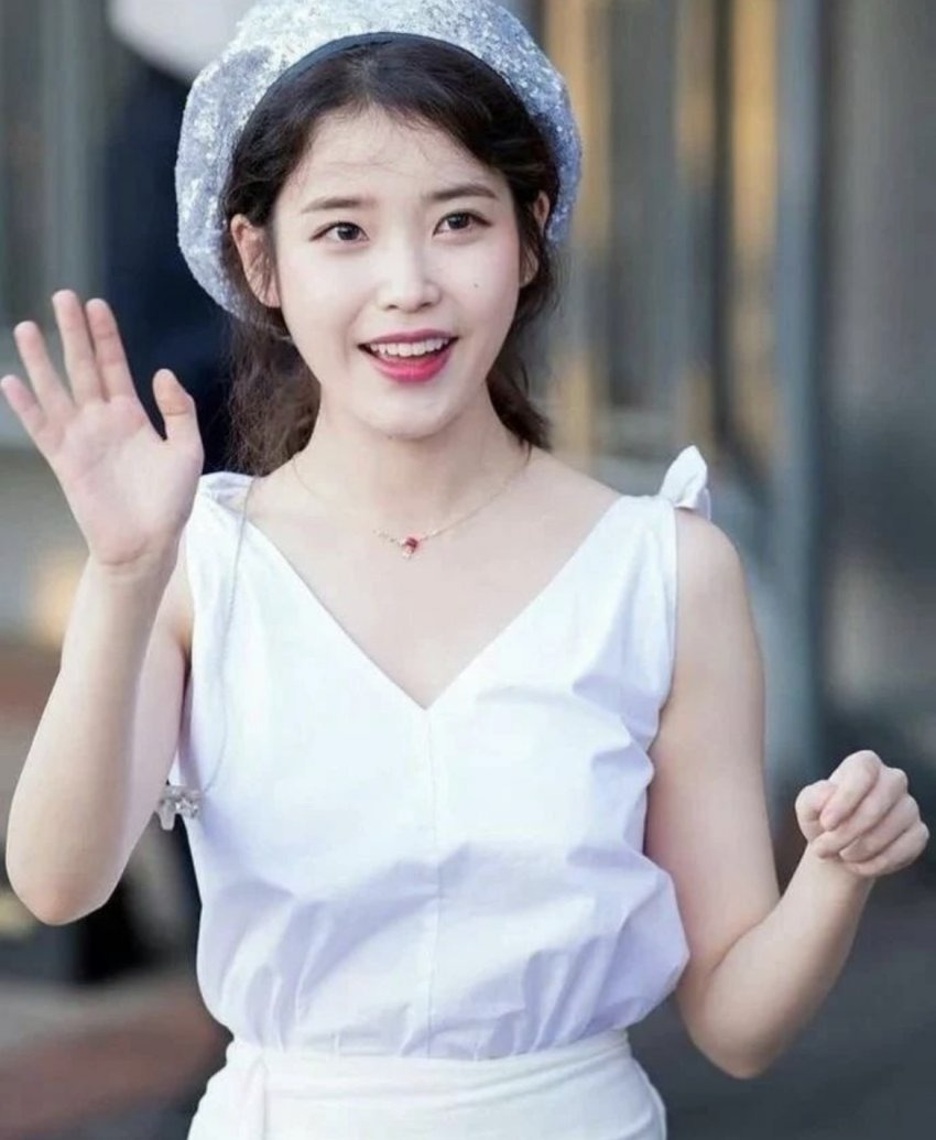 아이유 빵모자 화이트 V 넥 민소매 > 걸그룹 연예인 | 짤티비 - JJTV.KR