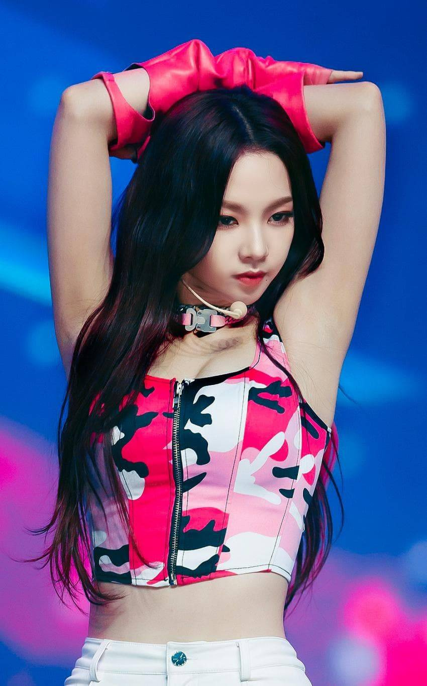 두팔을 드니...볼륨감이 더욱 돋보이는 에스파 카리나 ㅗㅜㅑ