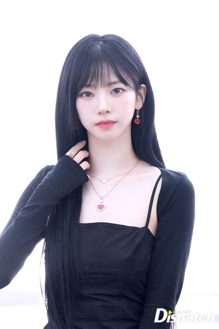 김짤닷컴 - 흑칼로 돌아온 에스파 카리나...검은 끈원피스 묵직한 가슴골