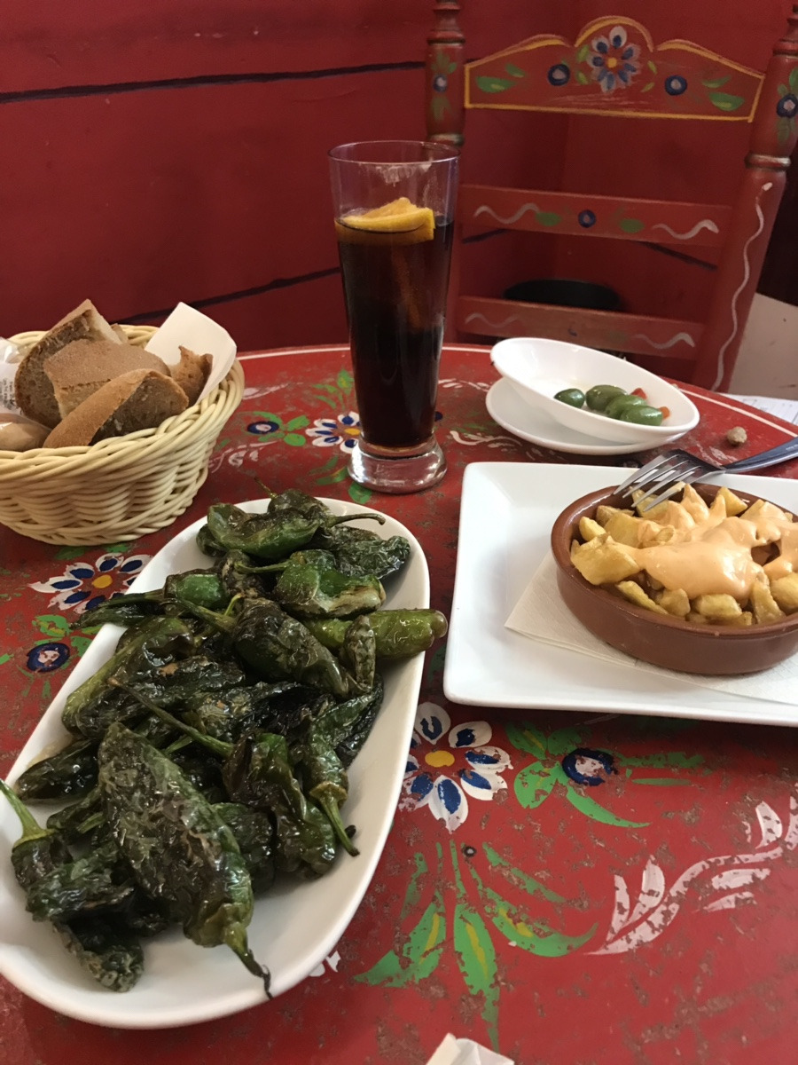 스페인에서 타파스 바에서 채식 도전하기