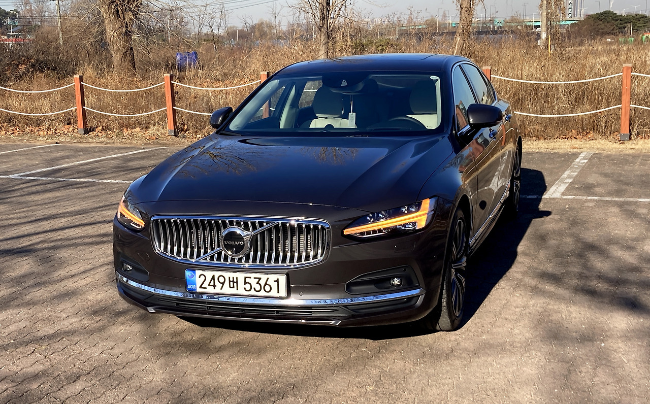 ‘심플함’으로 벤츠·BMW와 승부한다…볼보 S90