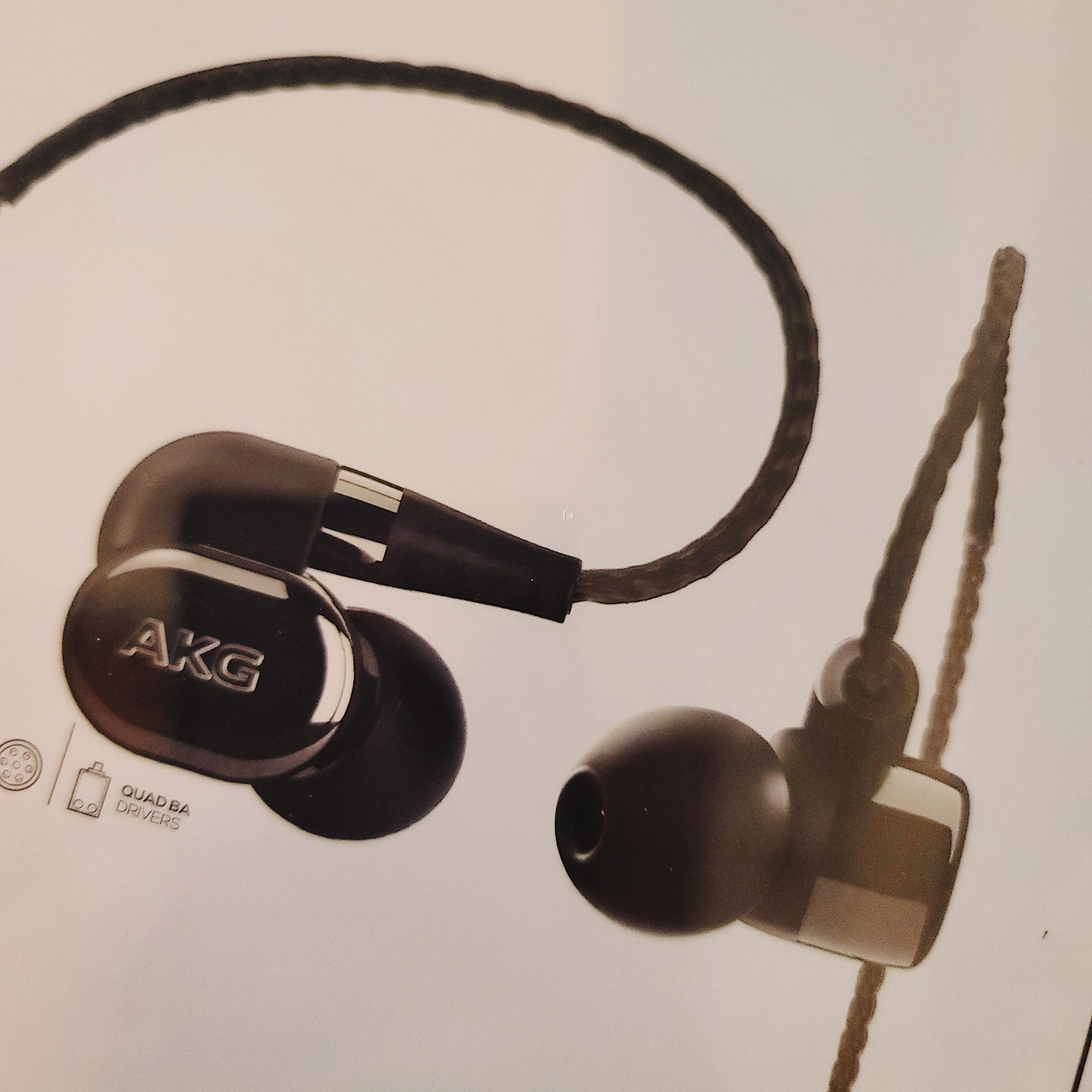 AKG N5005 이어폰입니다.